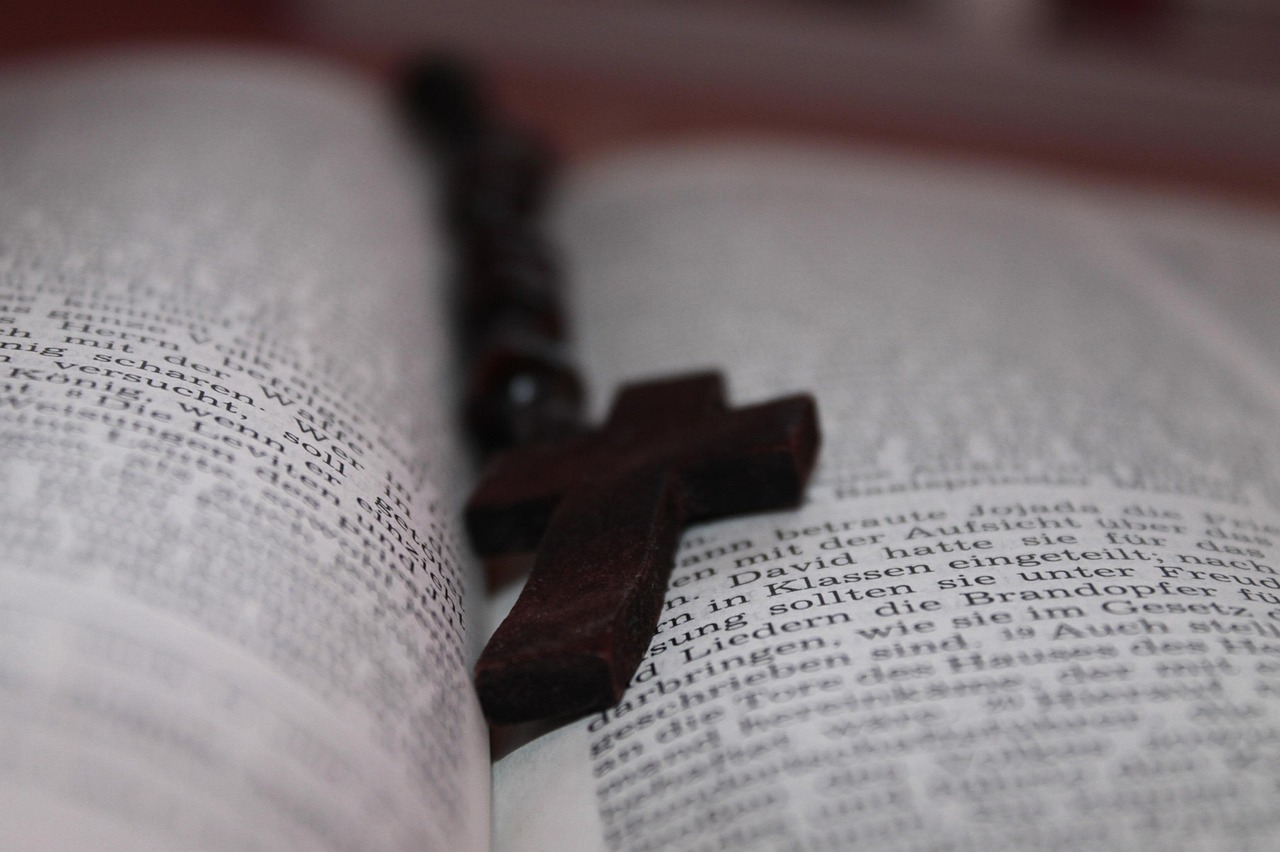 Holy Bible And Cross Wallpaper