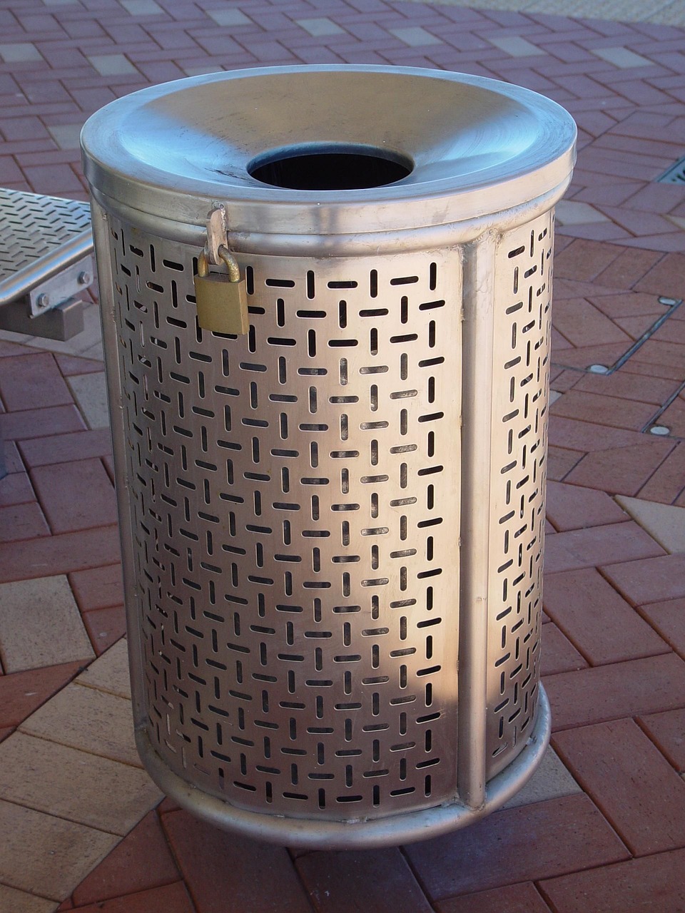 4,000+ Free Public Dustbin & Train Photos - Pixabay