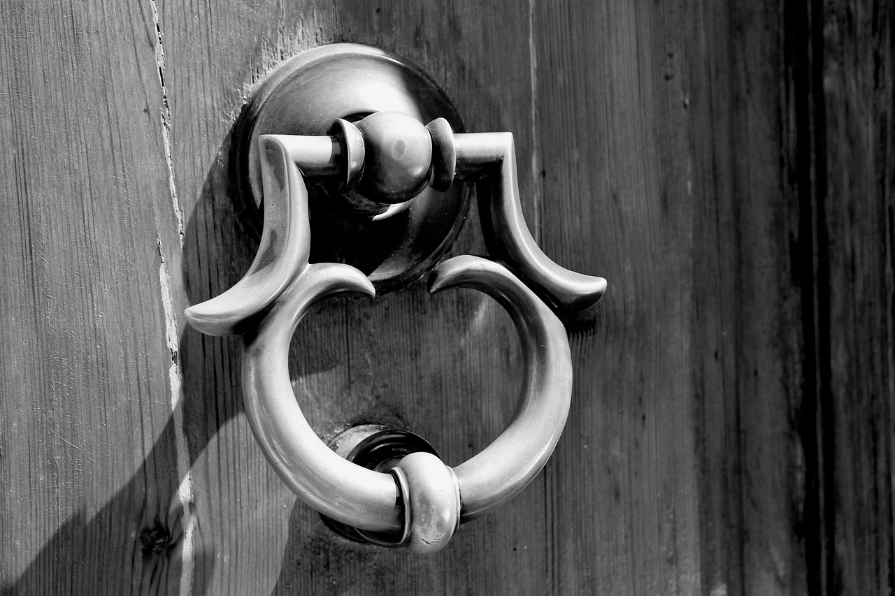10,000+ Free Knocking On Door & Door Images - Pixabay