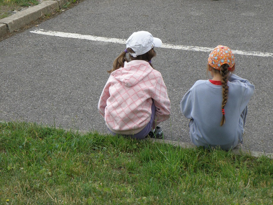 Mädchen Kinder Sitzend - Kostenloses Foto auf Pixabay