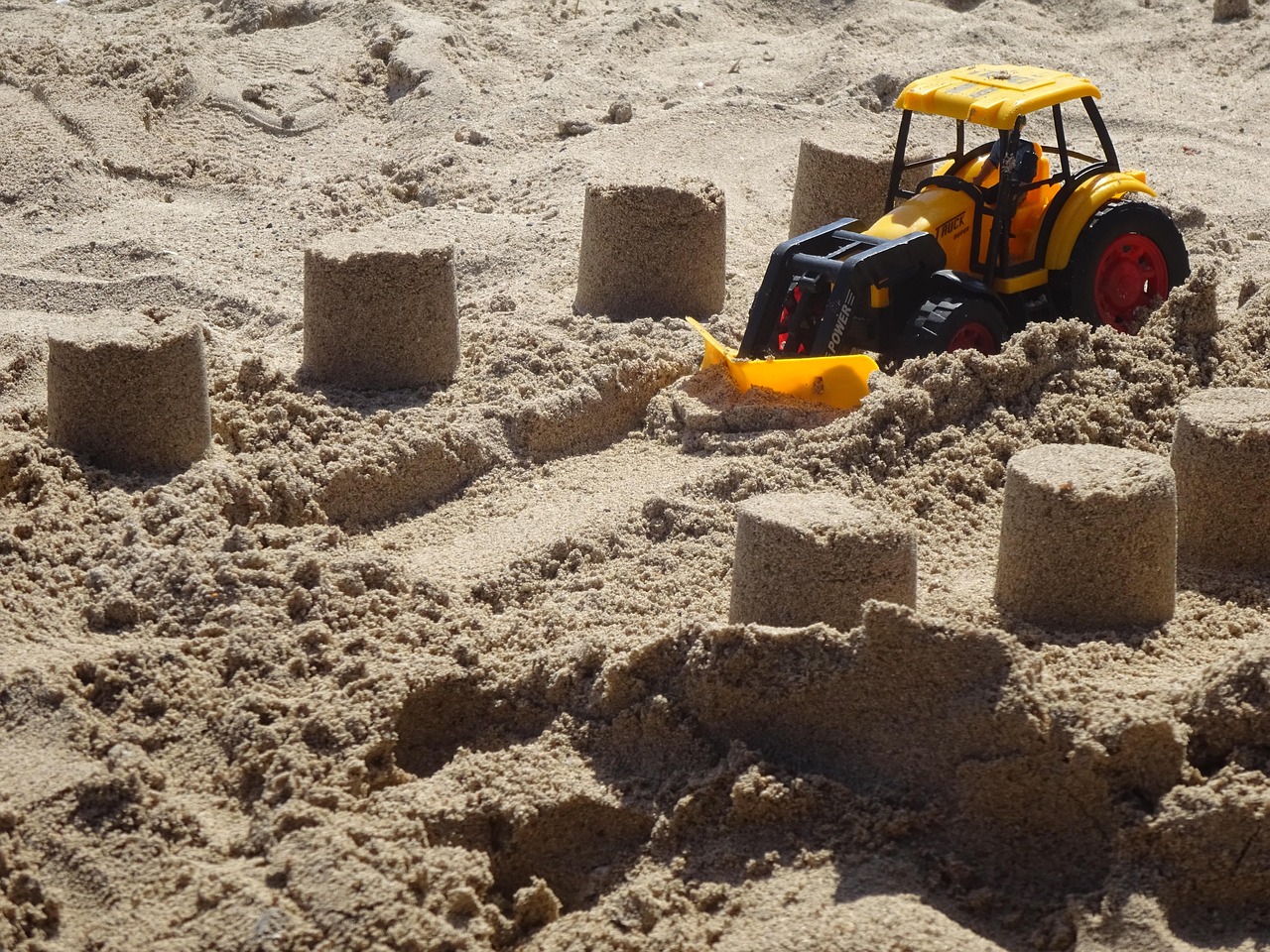 Toy Tractor Beach - Free photo on Pixabay - Pixabay