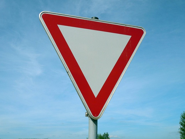 60+ kostenlose Vorfahrt und Verkehrszeichen-Bilder - Pixabay