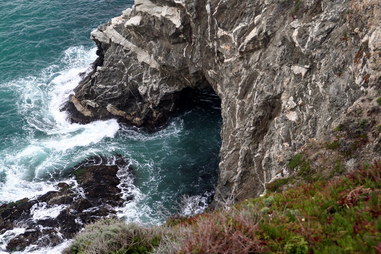 30,000+ Free Waves Crashing On The Rocks & Nature Images - Pixabay