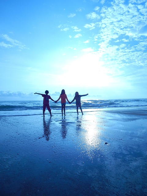 10+ Free Children On The Beach & Beach Images - Pixabay