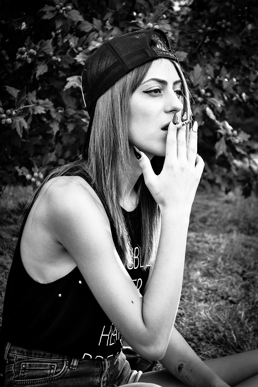 Niña En Blanco Y Negro Cigarrillo - Foto gratis en Pixabay