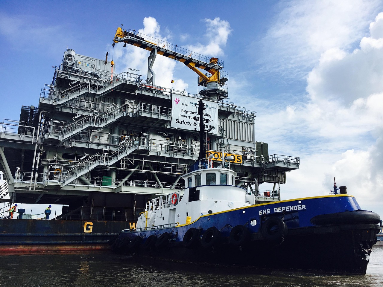 Een Grote Boot Is IN BEELD: Superjacht Van 84 Meter Wurmt Zich Door