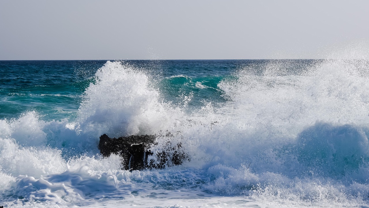 Wave Smashing Rock - Free photo on Pixabay