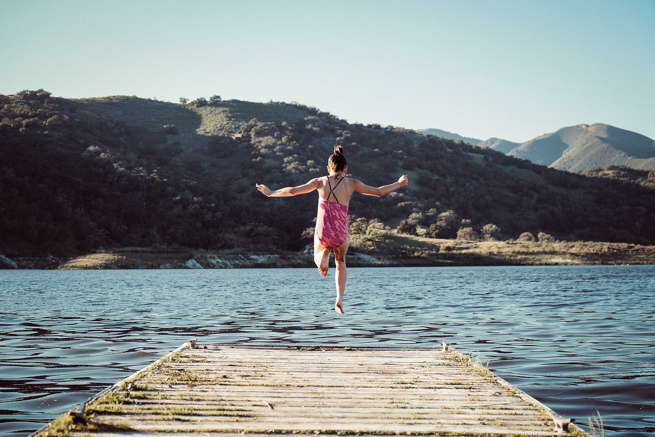 Garota Pular Salto - Foto gratuita no Pixabay