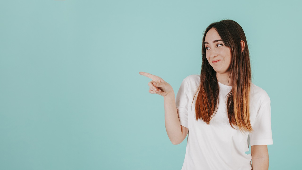 Woman Pointing Girl - Free photo on Pixabay