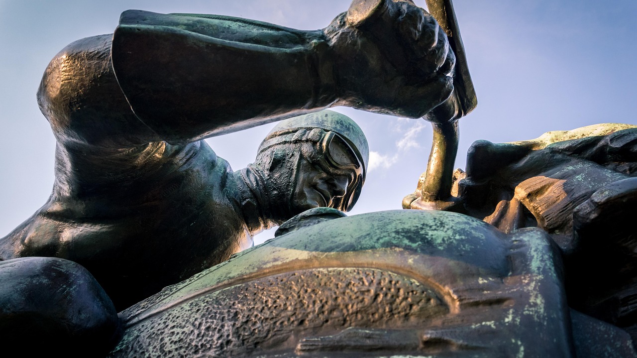 Monument Figure Sculpture Pilote - Photo gratuite sur Pixabay - Pixabay