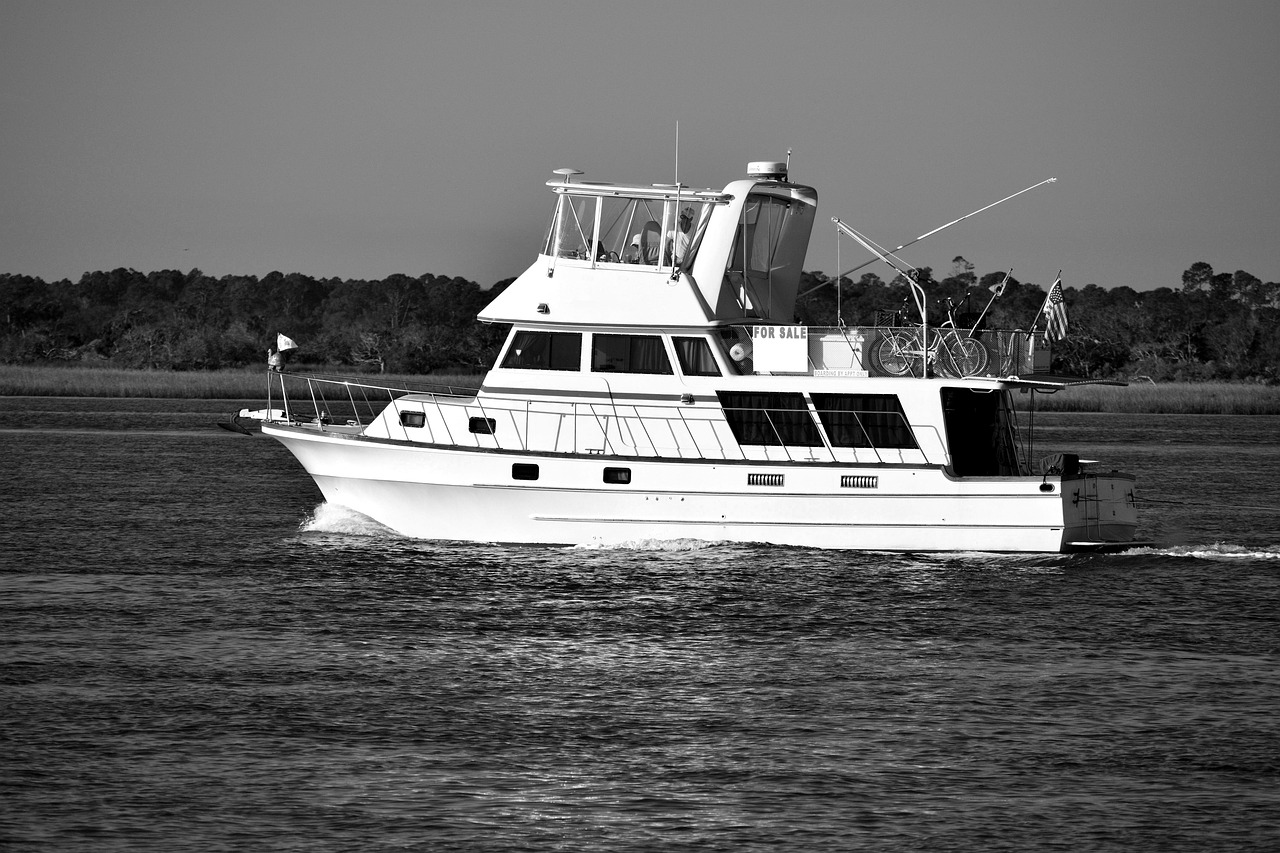 Luxury Yacht Cruising River - Free photo on Pixabay