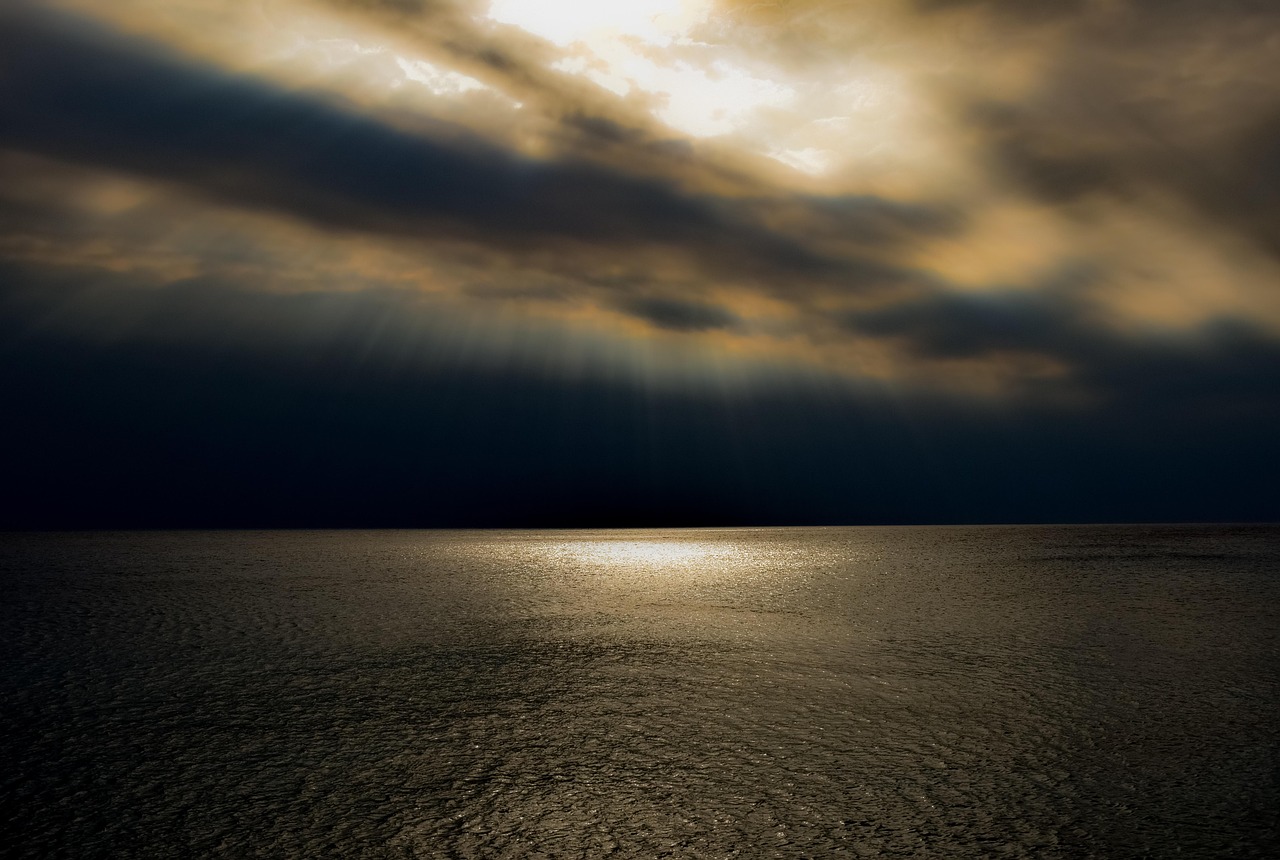 Nubes Y Océano Oscuro