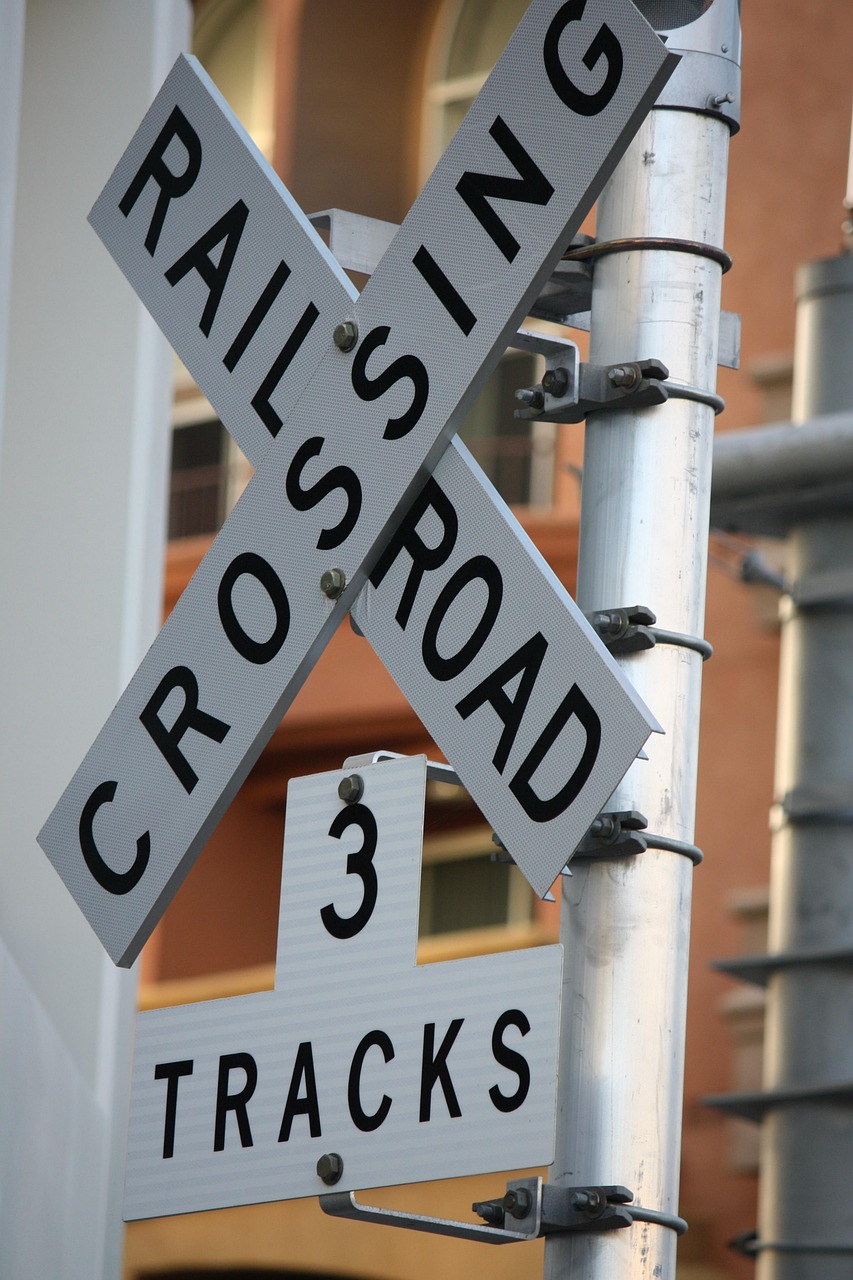 10,000+ Free Railway Crossing & Railroad Crossing Images - Pixabay
