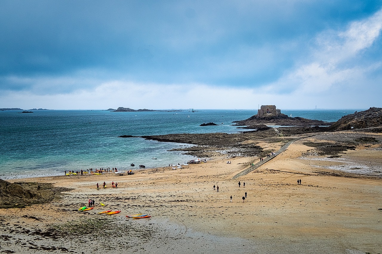 200+ Free Malos Dueños & Saint Malo Images - Pixabay