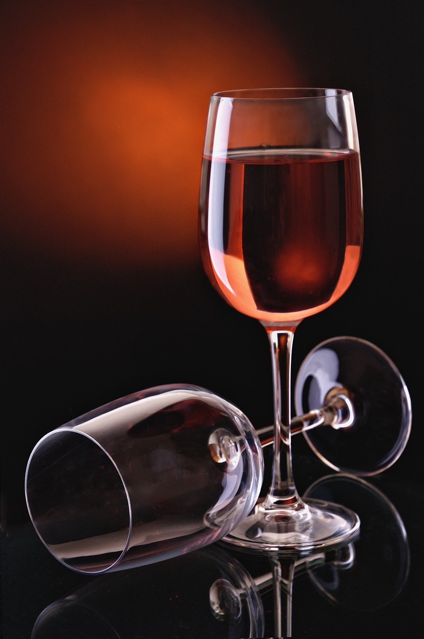 Plus de 10 000 images de Holding A Glass Of Wine et de Wine - Pixabay