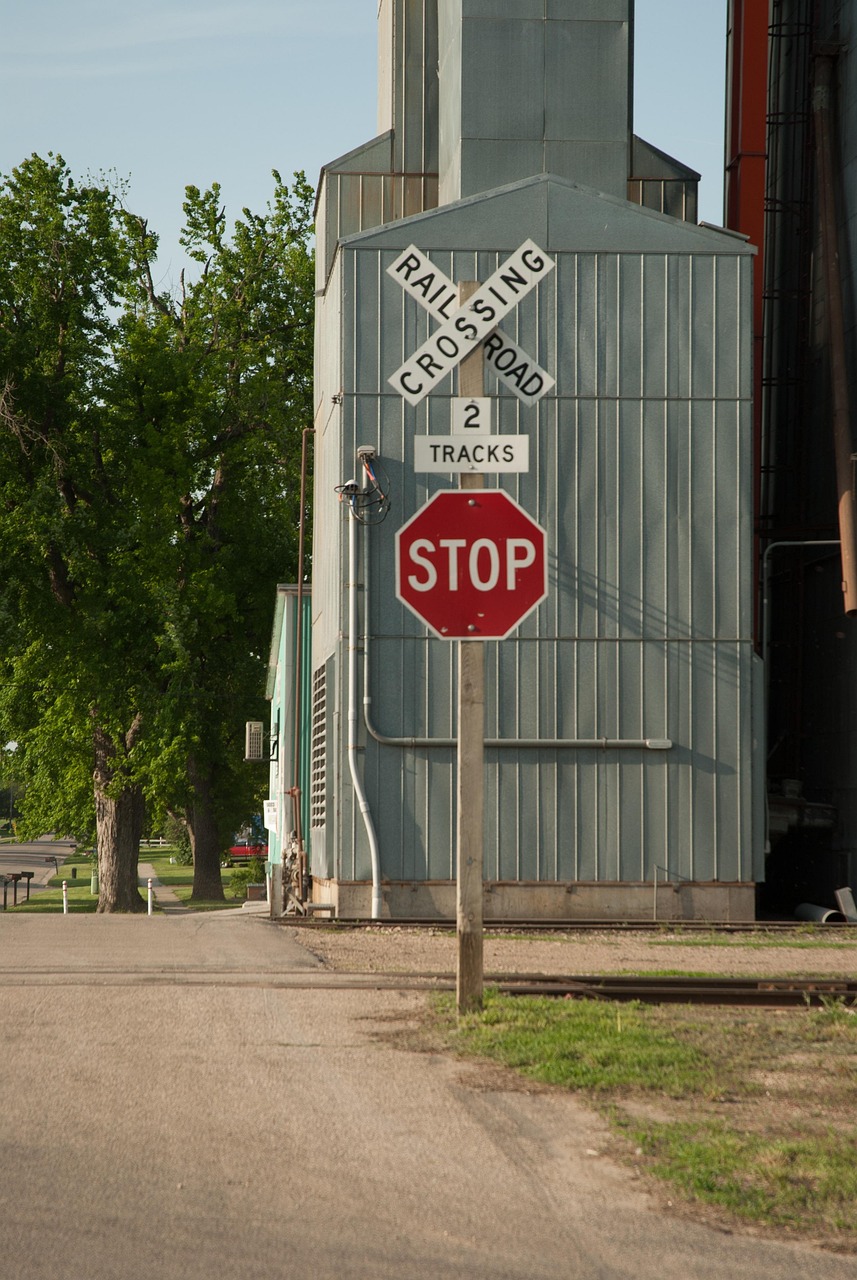 50,000+ Free Railroad Crossing Sign & Railroad Crossing Images - Pixabay
