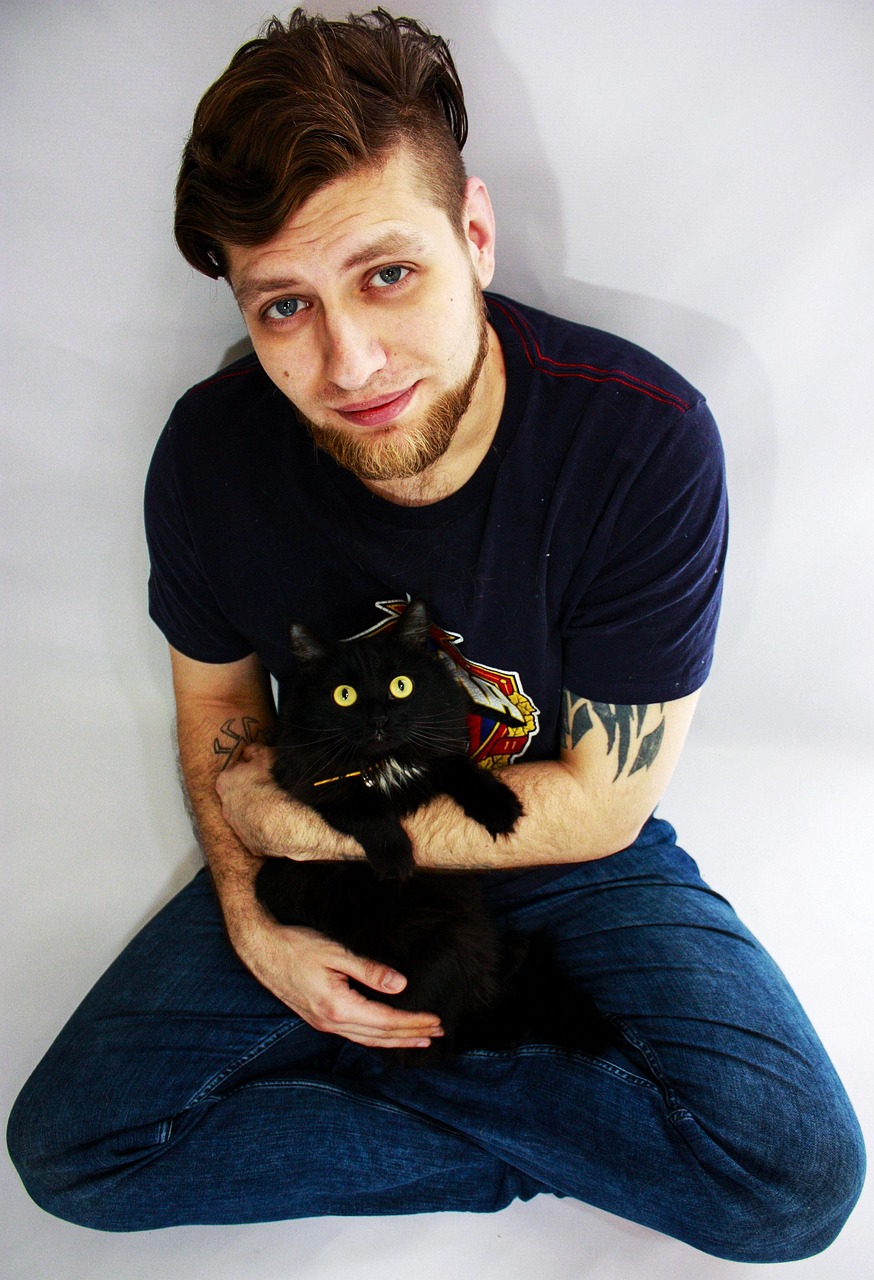 Un Hombre Con Gato Negro - Foto gratis en Pixabay - Pixabay