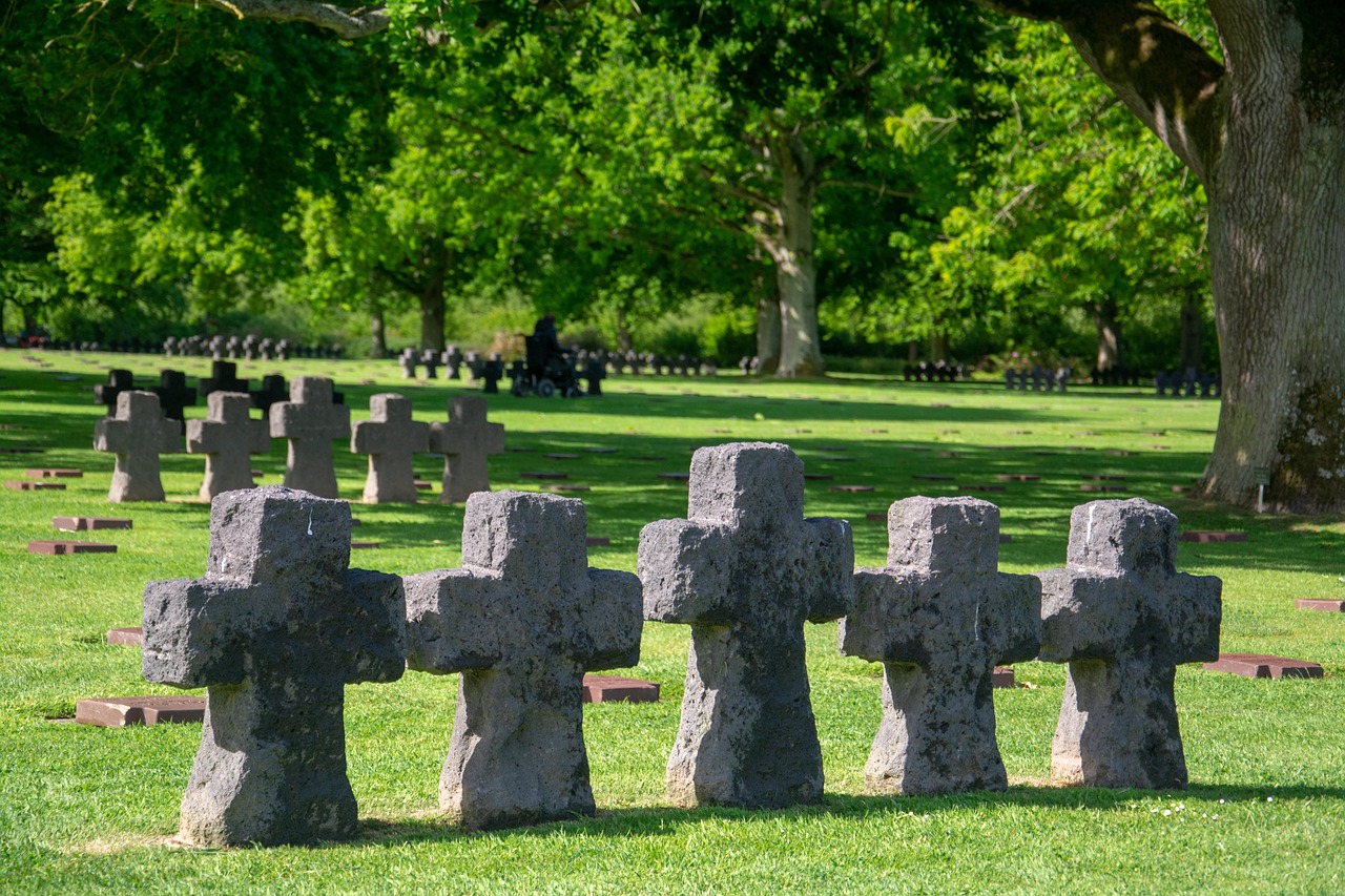 2,000+ Free Tomb & Graveyard Images - Pixabay