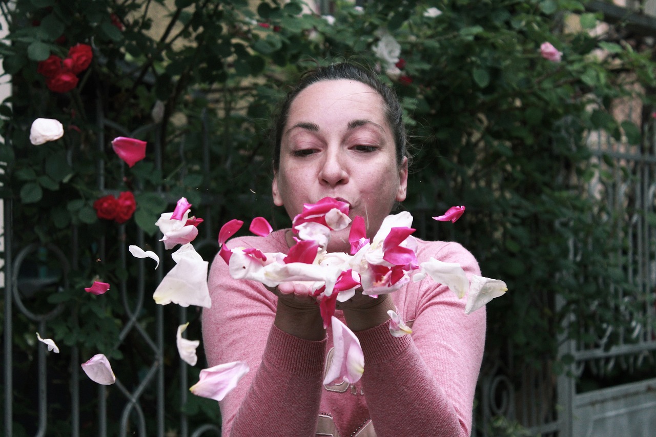 Fille Femmes Pétales De Rose - Photo gratuite sur Pixabay - Pixabay