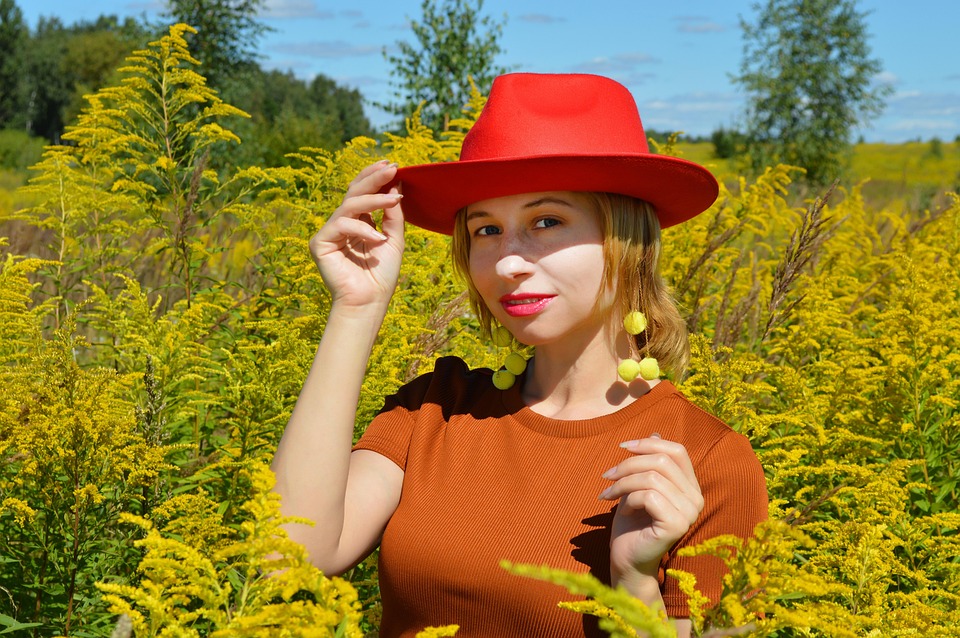 Wanita Topi Merah Lapangan - Foto gratis di Pixabay