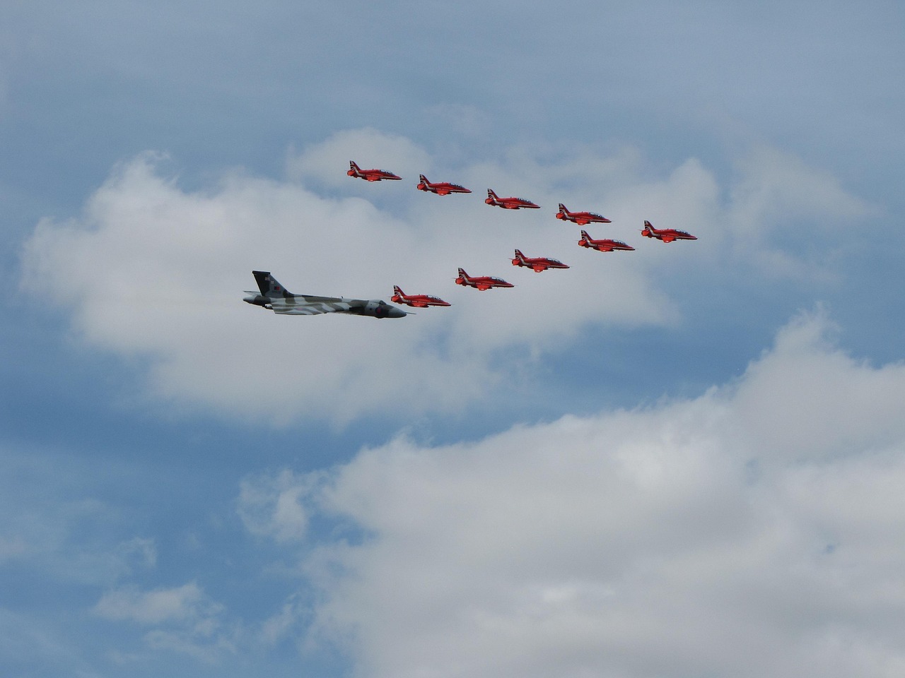 Red Arrows Vulcan Flypast - Free photo on Pixabay - Pixabay