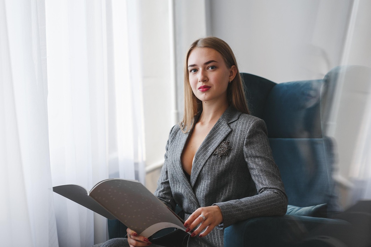 Woman Reading Office - Free photo on Pixabay