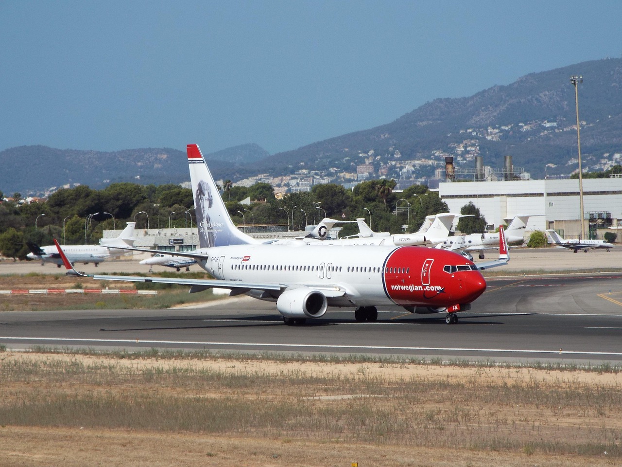 200+ Free Airplane Arrival & Airport Images - Pixabay