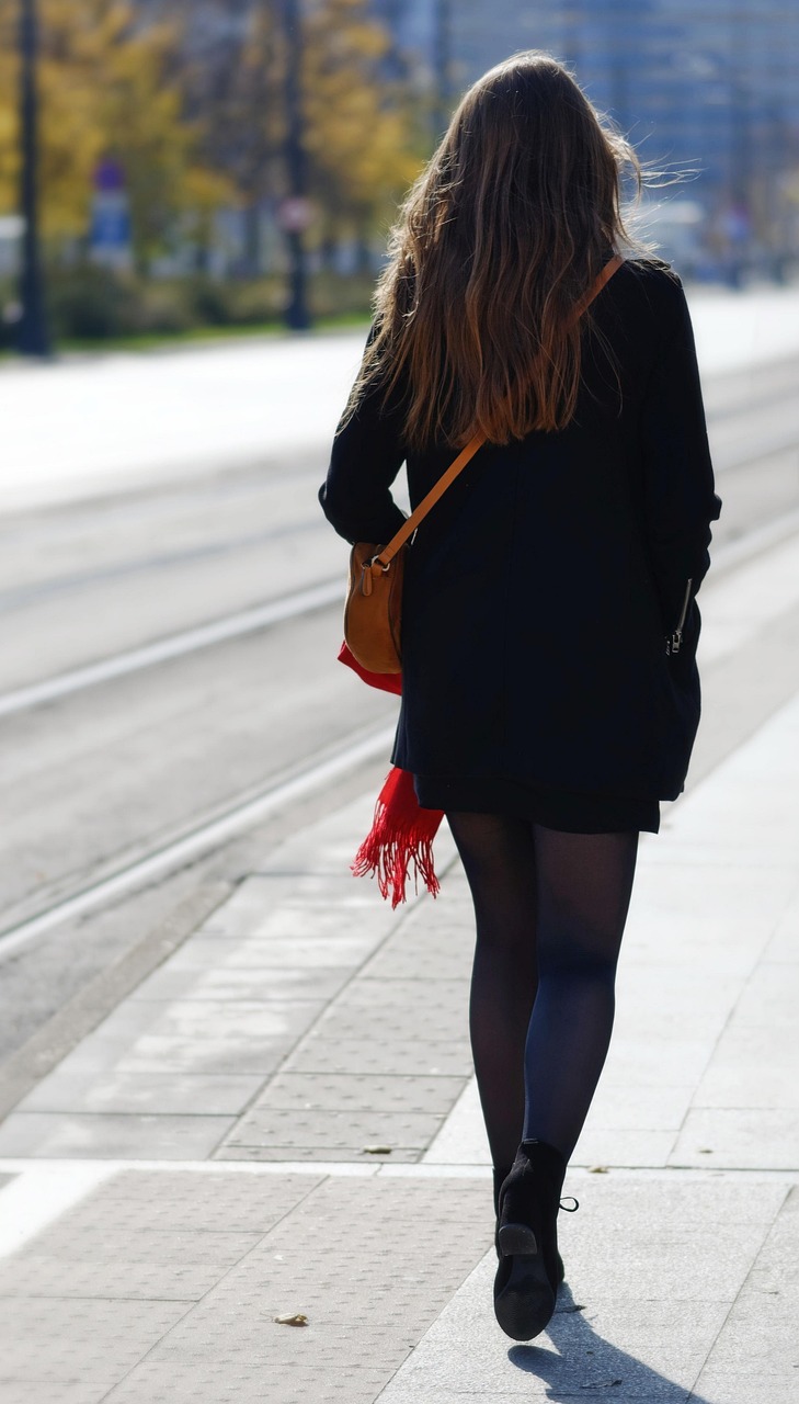 Fille Marcher Rue - Photo gratuite sur Pixabay - Pixabay