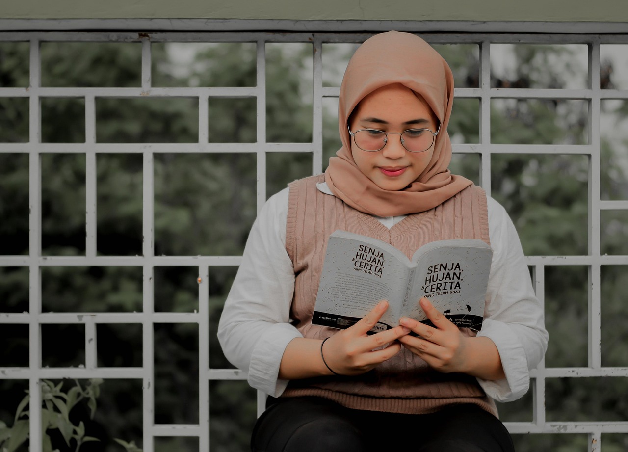 Woman Hijab Book - Free photo on Pixabay - Pixabay