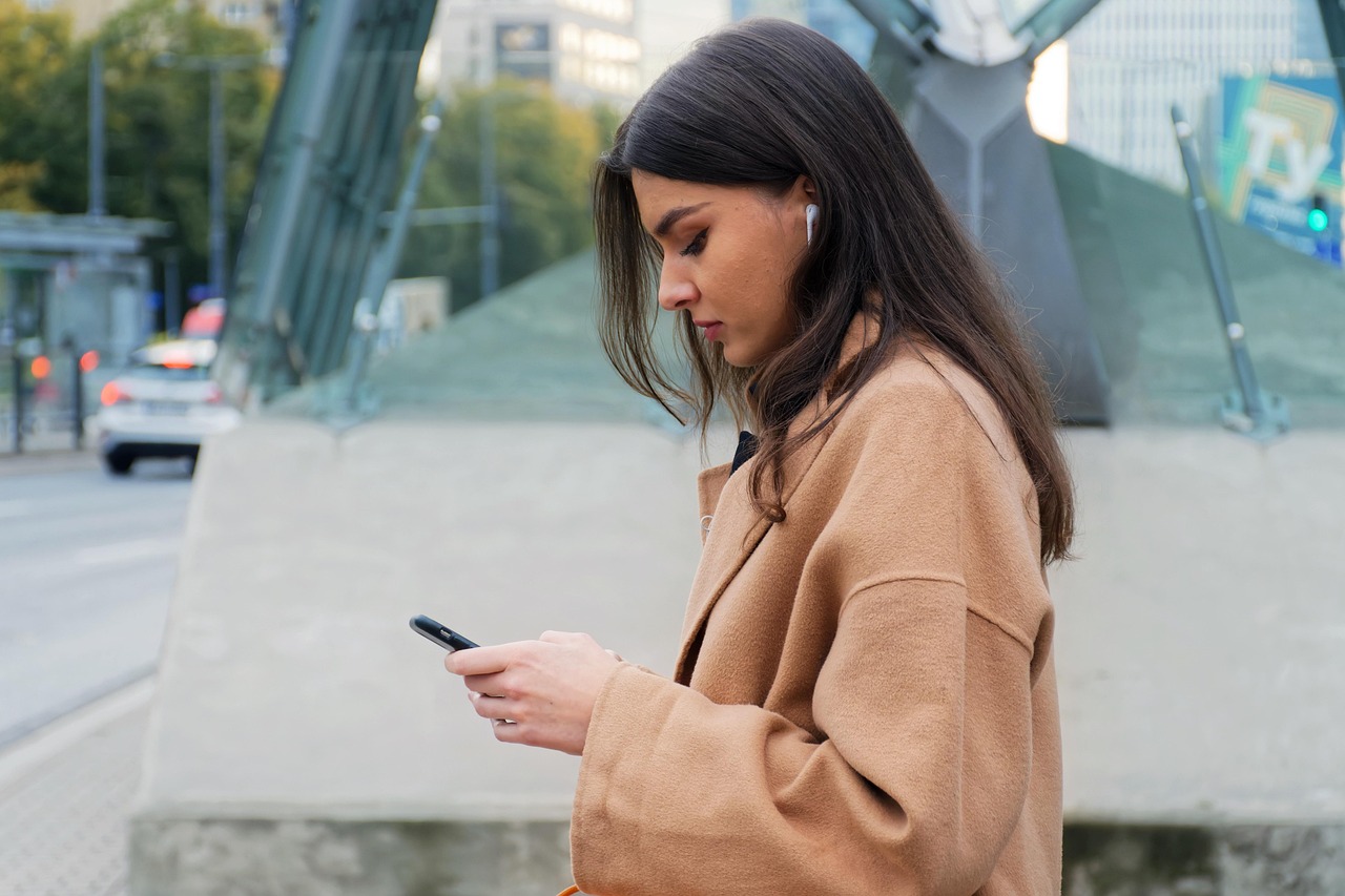 Más de 50 000 imágenes gratis de Personas Viendo El Celular y Celular ...