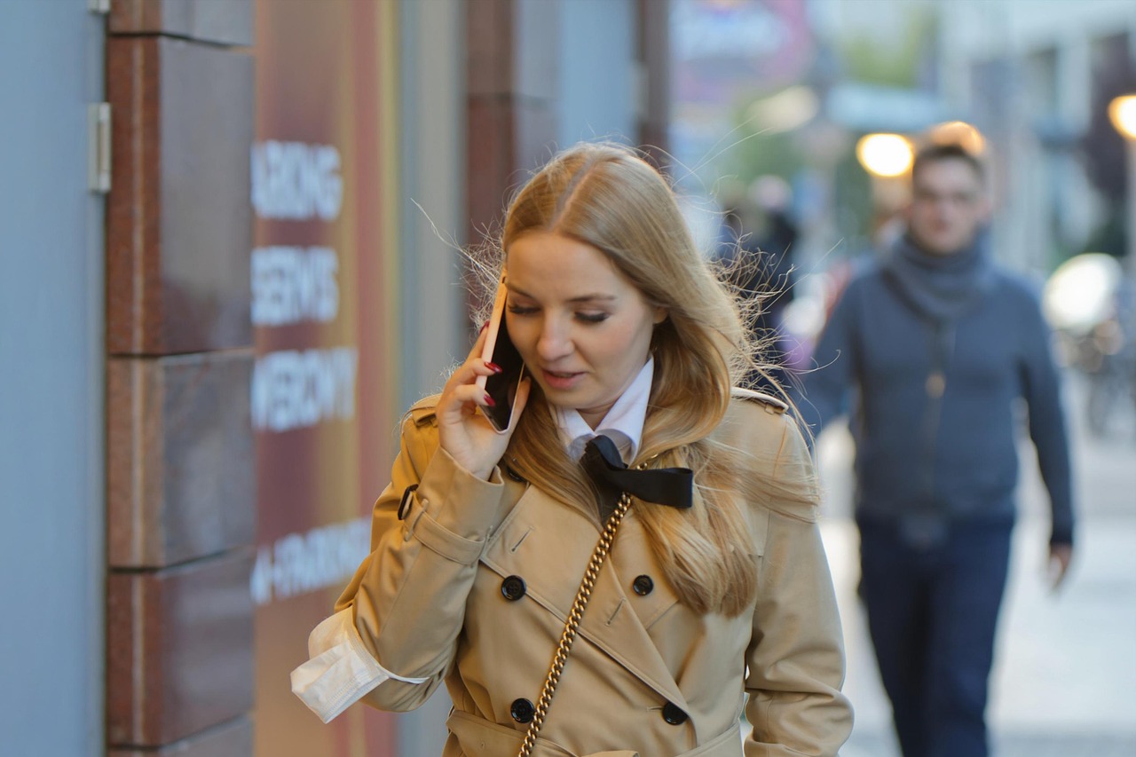 Femme En Parlant Téléphoner - Photo gratuite sur Pixabay - Pixabay