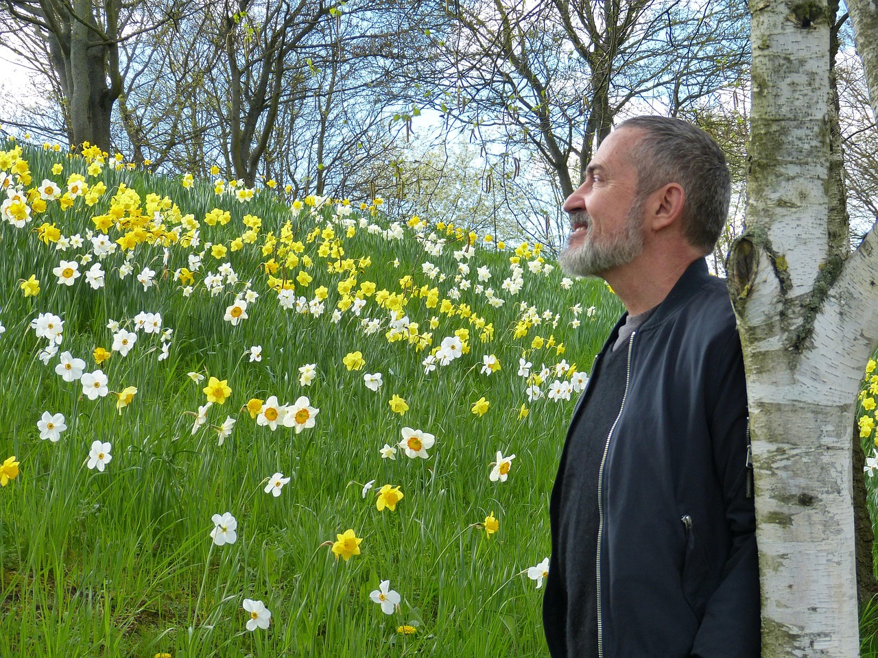 Homem Com Flores Na Natureza - Foto gratuita no Pixabay - Pixabay