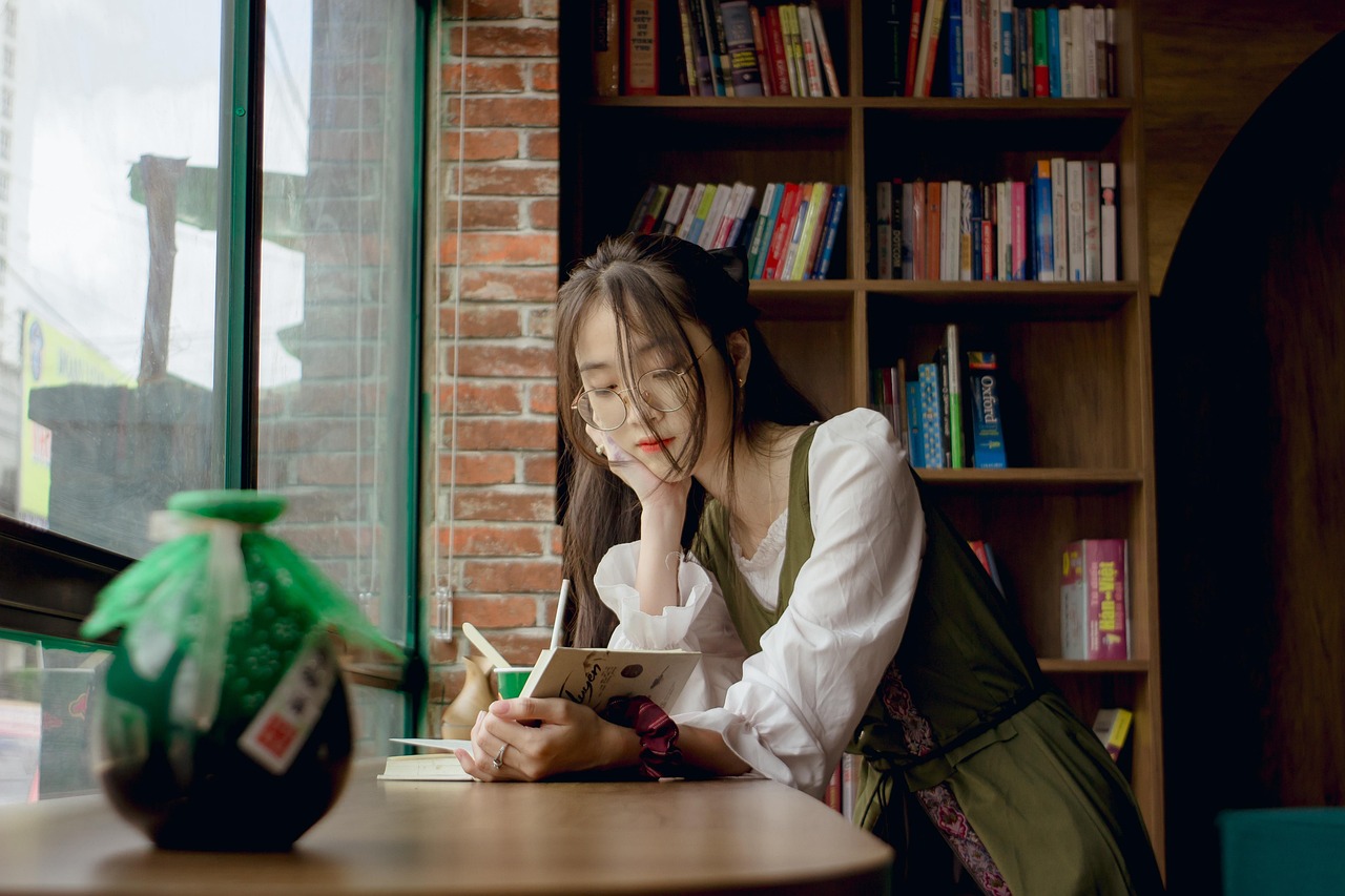 Woman Reading Library - Free photo on Pixabay