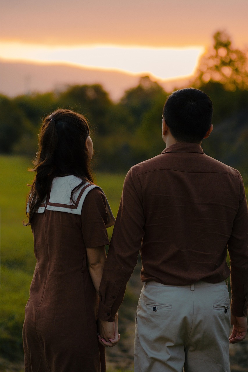 Pareja Prado Sosteniendo Las Manos - Foto gratis en Pixabay - Pixabay