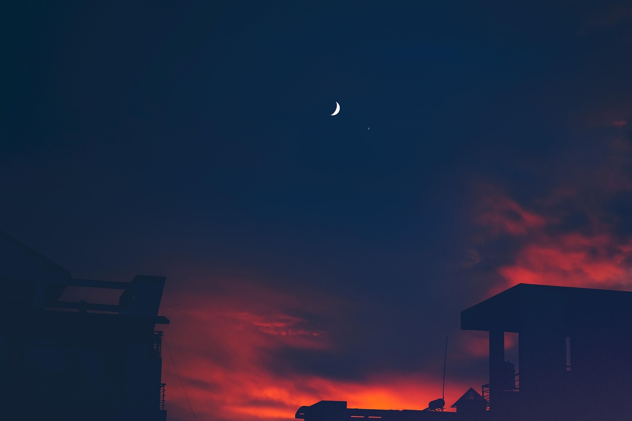 Bulan Langit Kota Matahari - Foto gratis di Pixabay - Pixabay