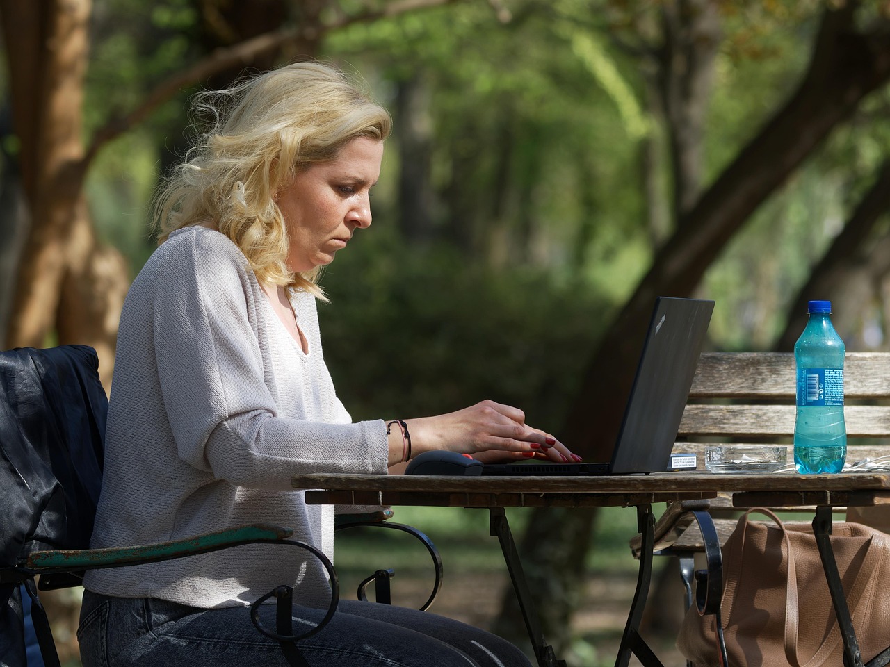 Woman Working Park - Free photo on Pixabay