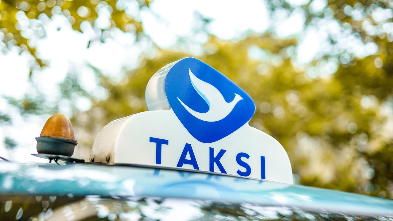 10+ Free Cab Service & Taxi Images - Pixabay