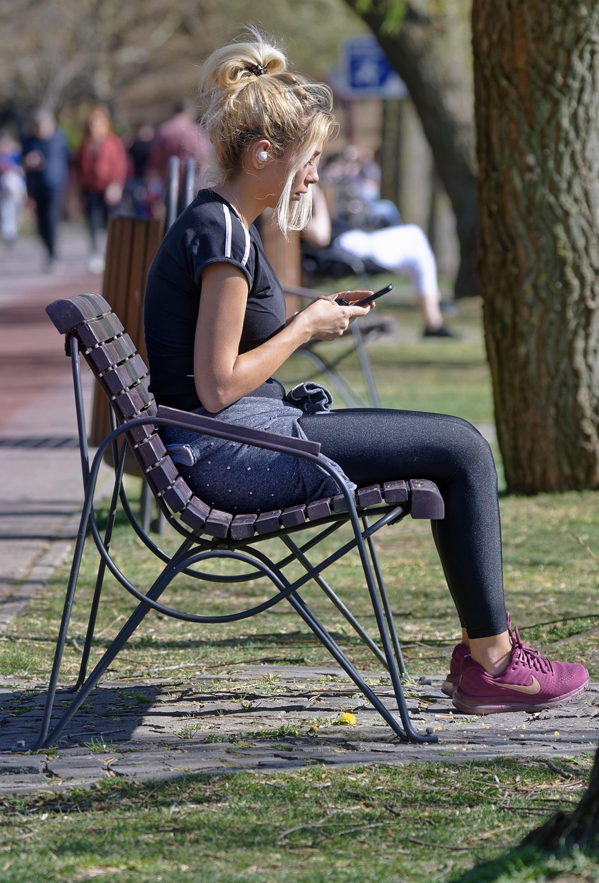 Woman Texting Park - Free photo on Pixabay