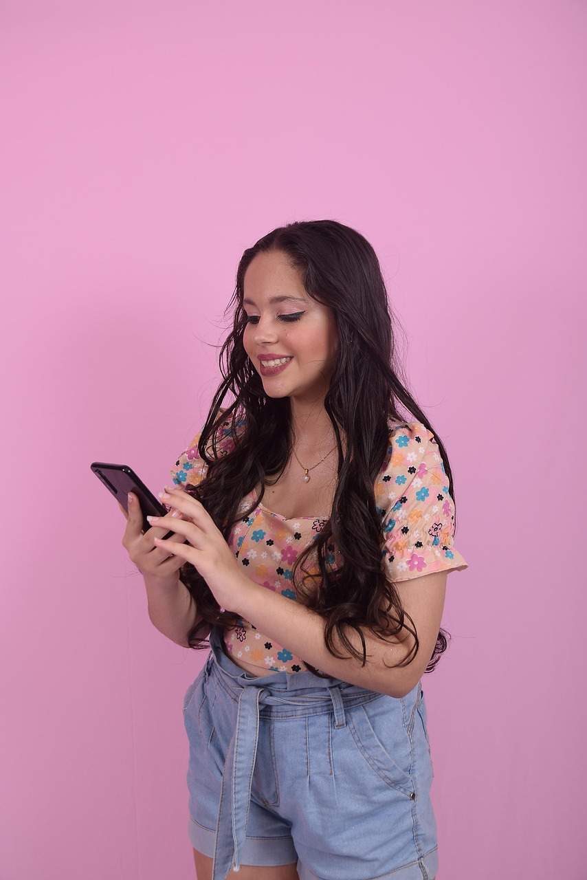 Woman Smartphone Portrait Pink - Free photo on Pixabay
