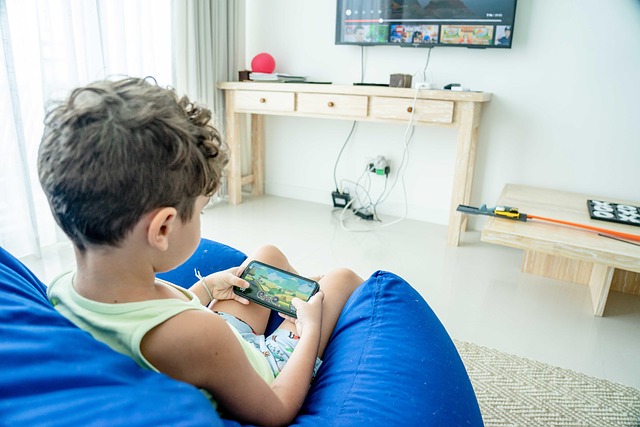 20,000+ Free Children Playing With Mobile Phones & Smartphone Images ...