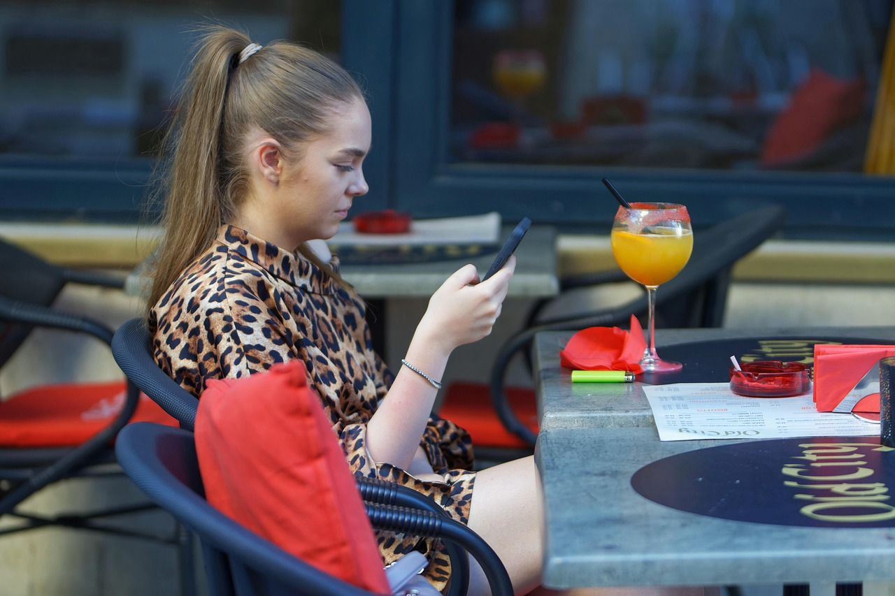 Girl Restaurant Al Fresco Dinning - Free photo on Pixabay
