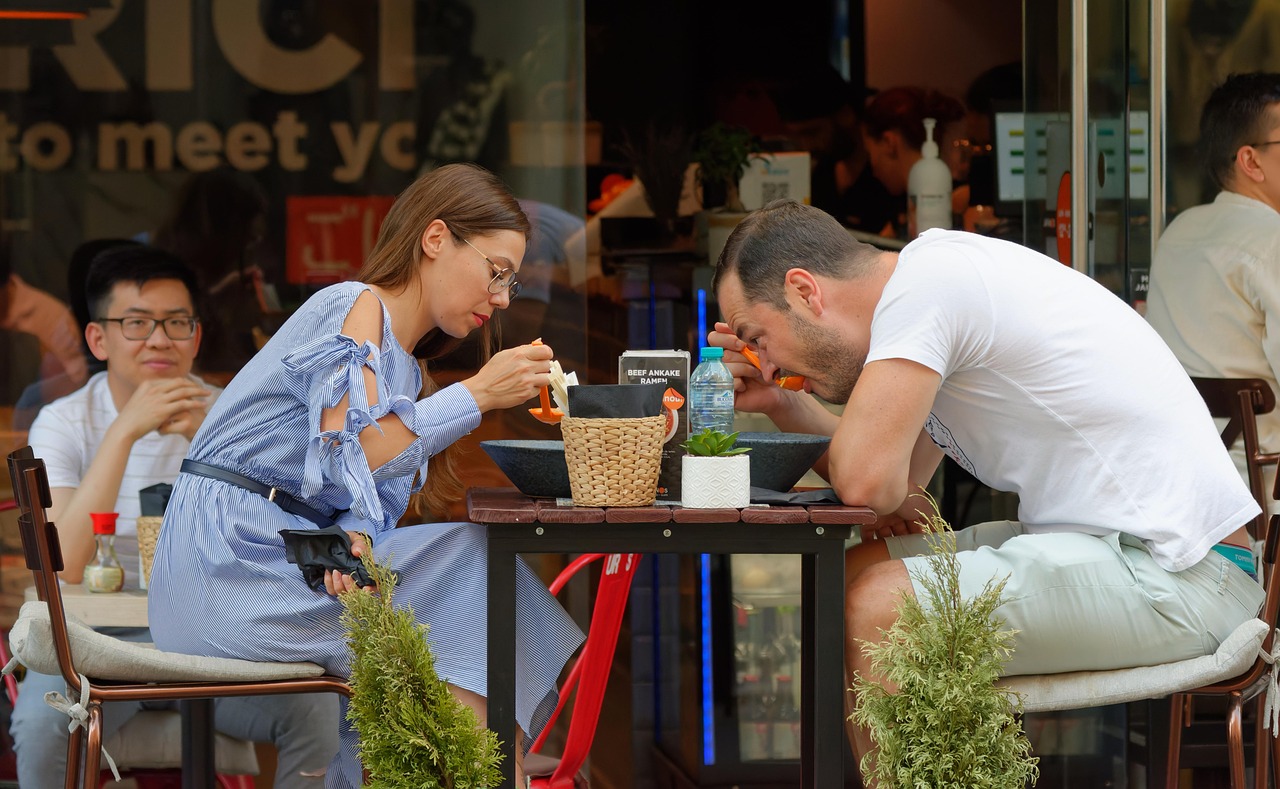 20,000+ Free Eating People At Table & Eating Images - Pixabay