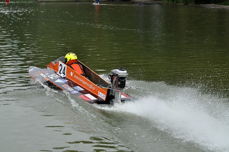 Course Nautique Sur Des Bateaux Moteur Puissant