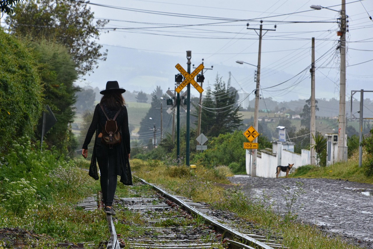Mujer Ferrocarril Vías Del Tren - Foto gratis en Pixabay - Pixabay