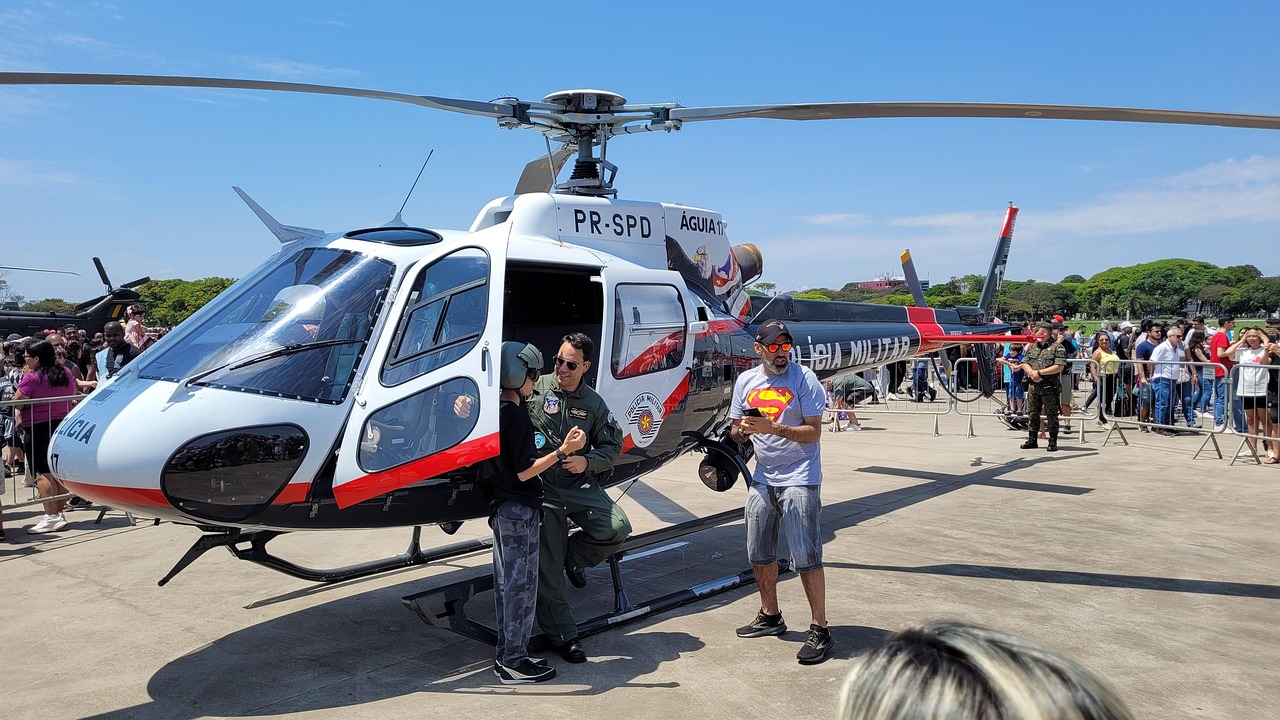 2+ Free Helicoptero Hamngar & Helicoptero Images - Pixabay