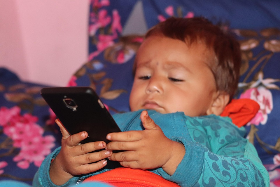Baby Using Mobile Child - Free photo on Pixabay - Pixabay