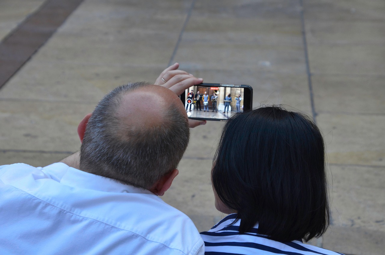 Couple Watch Cellphone - Free photo on Pixabay - Pixabay