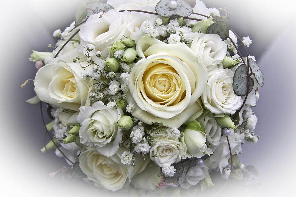 Schone Weisse Rosen Brautstrauss Fotos