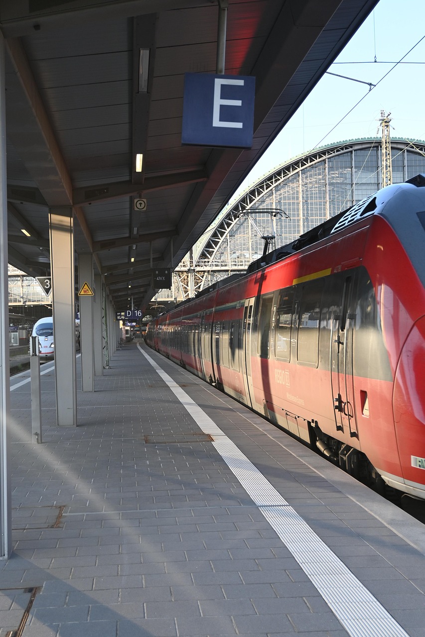 Elegantes Frankfurt Prag Zug Bildernull
