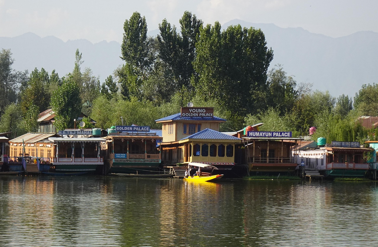 House Boat Floating Lake - Free photo on Pixabay - Pixabay